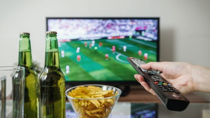 Binge Watching TV Leads to Binge Eating, Says Study Binge Watching TV Leads to Binge Eating, Says Study